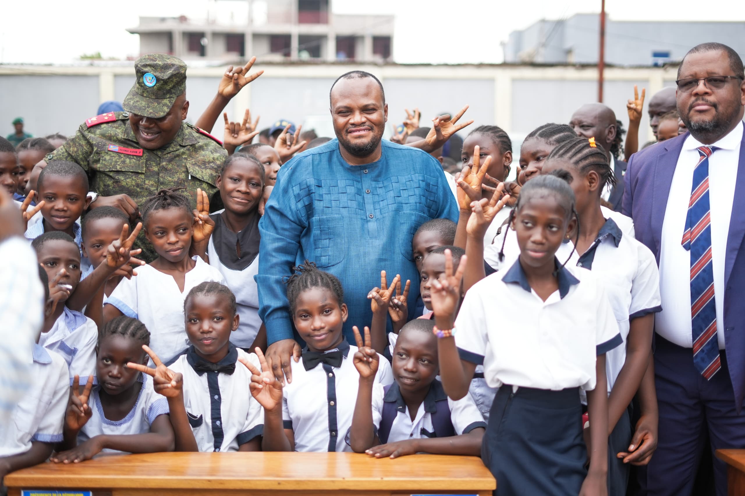 Kinshasa : Daniel Bumba a réceptionné 300 bancs remis à l’EP 2 & 8 ...